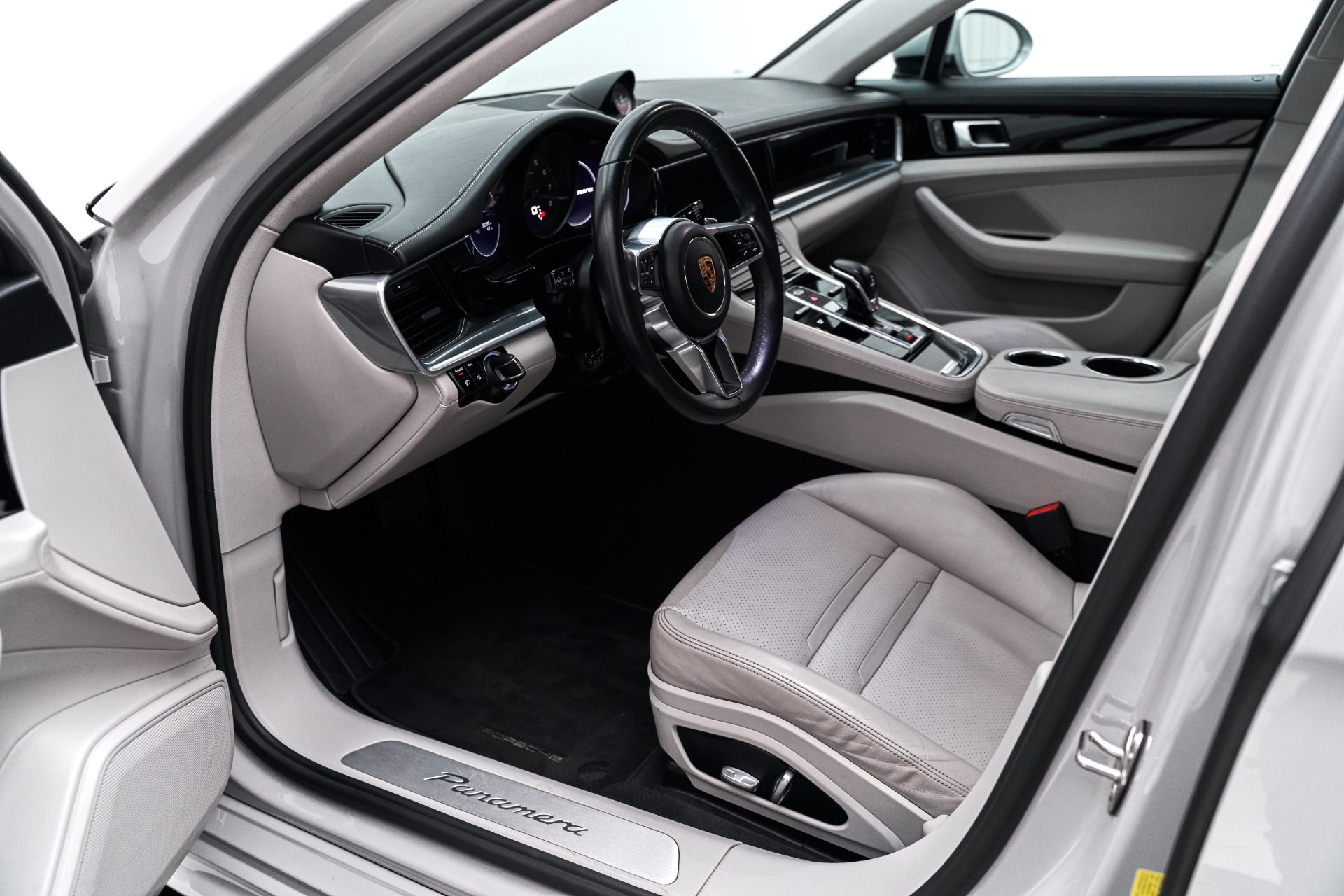 Porsche Panamera Interior 2019 | Cabinets Matttroy